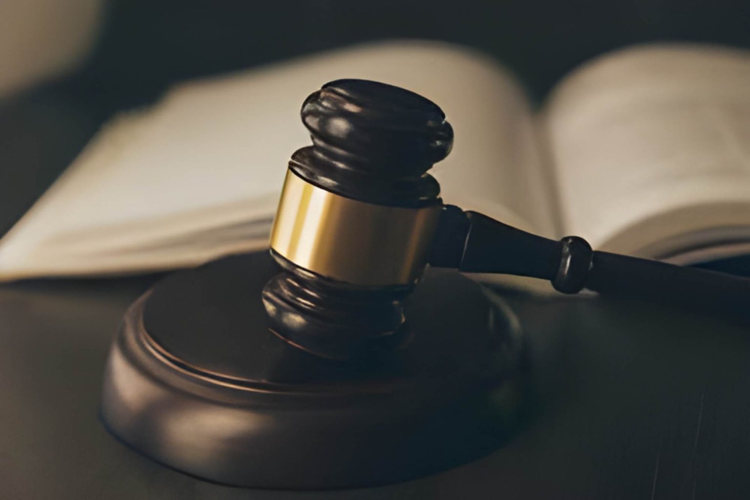 Top 5 Reasons to Hire a Lawyer to Sue a Company Instead of Settling